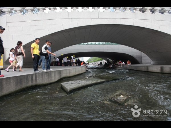 Cheonggyecheon Stream & Cheonggye Plaza | 청계천 & 청계광장 : TRIPPOSE