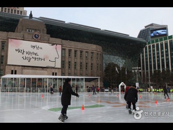 Seoul Plaza Ice Skating Rink | 서울광장 스케이트장 : TRIPPOSE