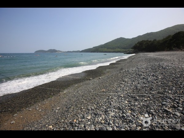 Hakdong Mongdol Beach | 학동흑진주몽돌해변 : TRIPPOSE