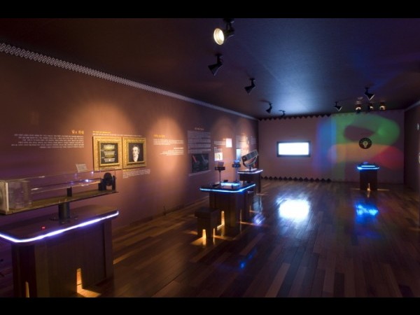 Lighting Museum | 필룩스 조명박물관 : TRIPPOSE